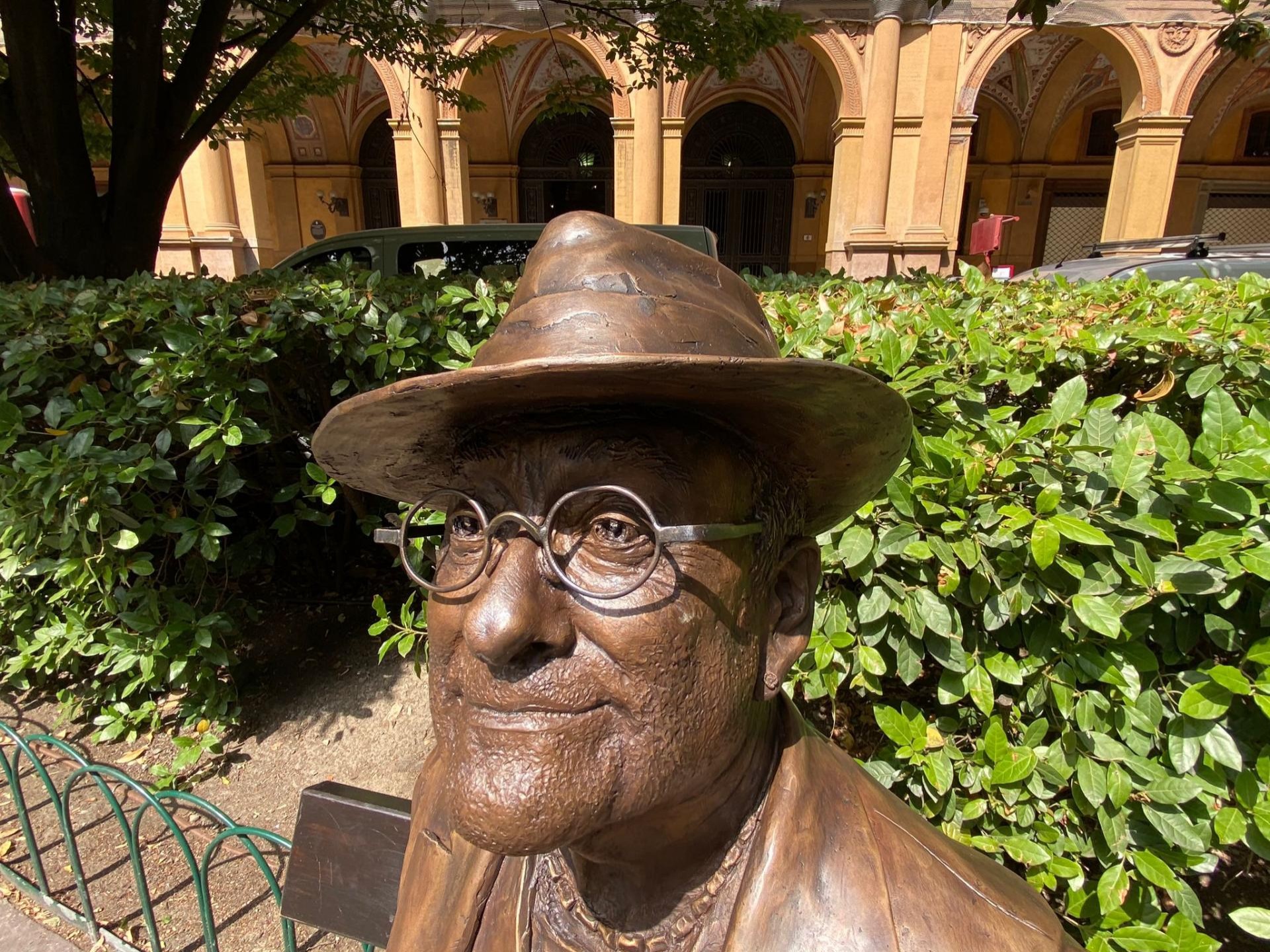 Una statua per Lucio Dalla in Piazza Cavour | Comune di Bologna