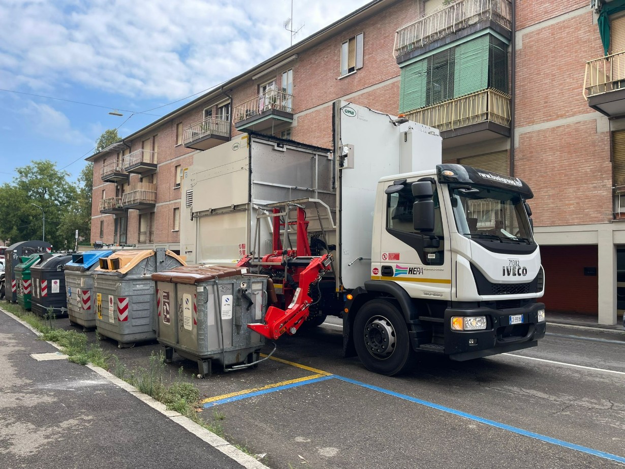 In funzione nuovi automezzi Hera per lavare i cassonetti stradali ...